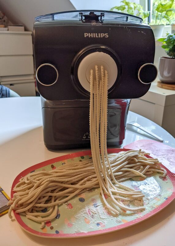 Sommerliche Tsuke-Udon mit Dip-Soße und Gemüse - The Hangry Stories