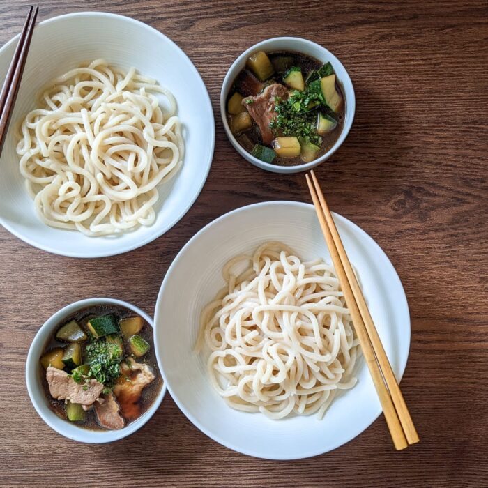 Sommerliche Tsuke-Udon mit Dip-Soße und Gemüse - The Hangry Stories